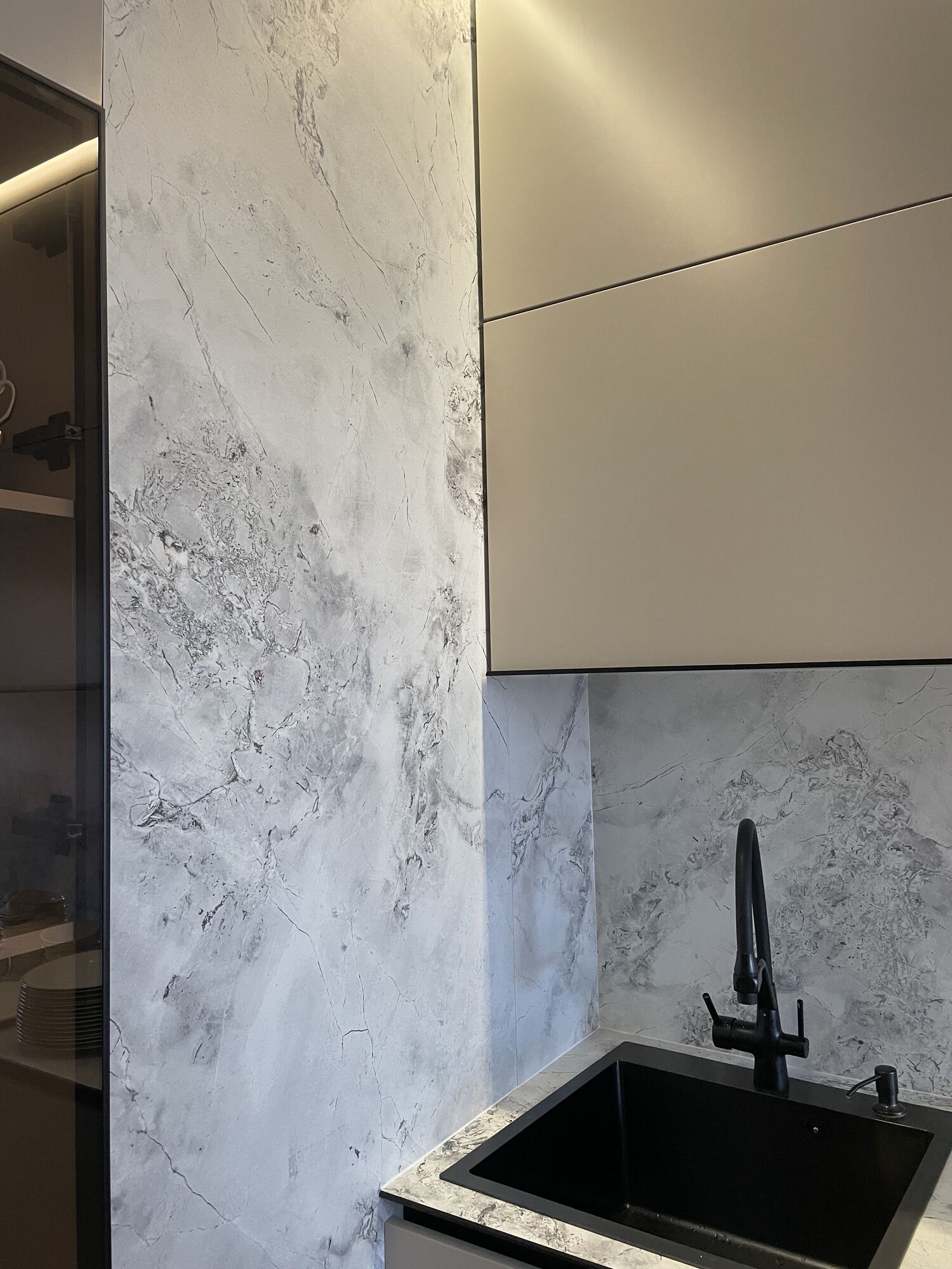 Кухня со столешницей Hpl Compact Алматы с Gola профилем по индивидуальному заказу, цена в Алматы ...